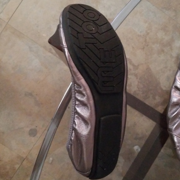 me too | Shoes | Size 6 Silver Me Too Flats | Poshmark
